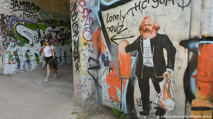 «Καρλ Μαρξ», κείμενο του Φρίντριχ Ένγκελς – Η ΚΟΚΚΙΝΗ